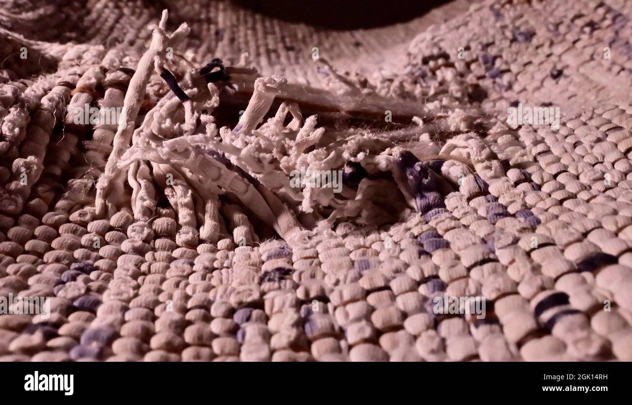 Broken threads hi-res stock photography and images - Alamy