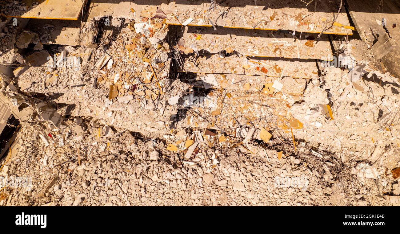 Building collapse rubble and debris Stock Photo - Alamy