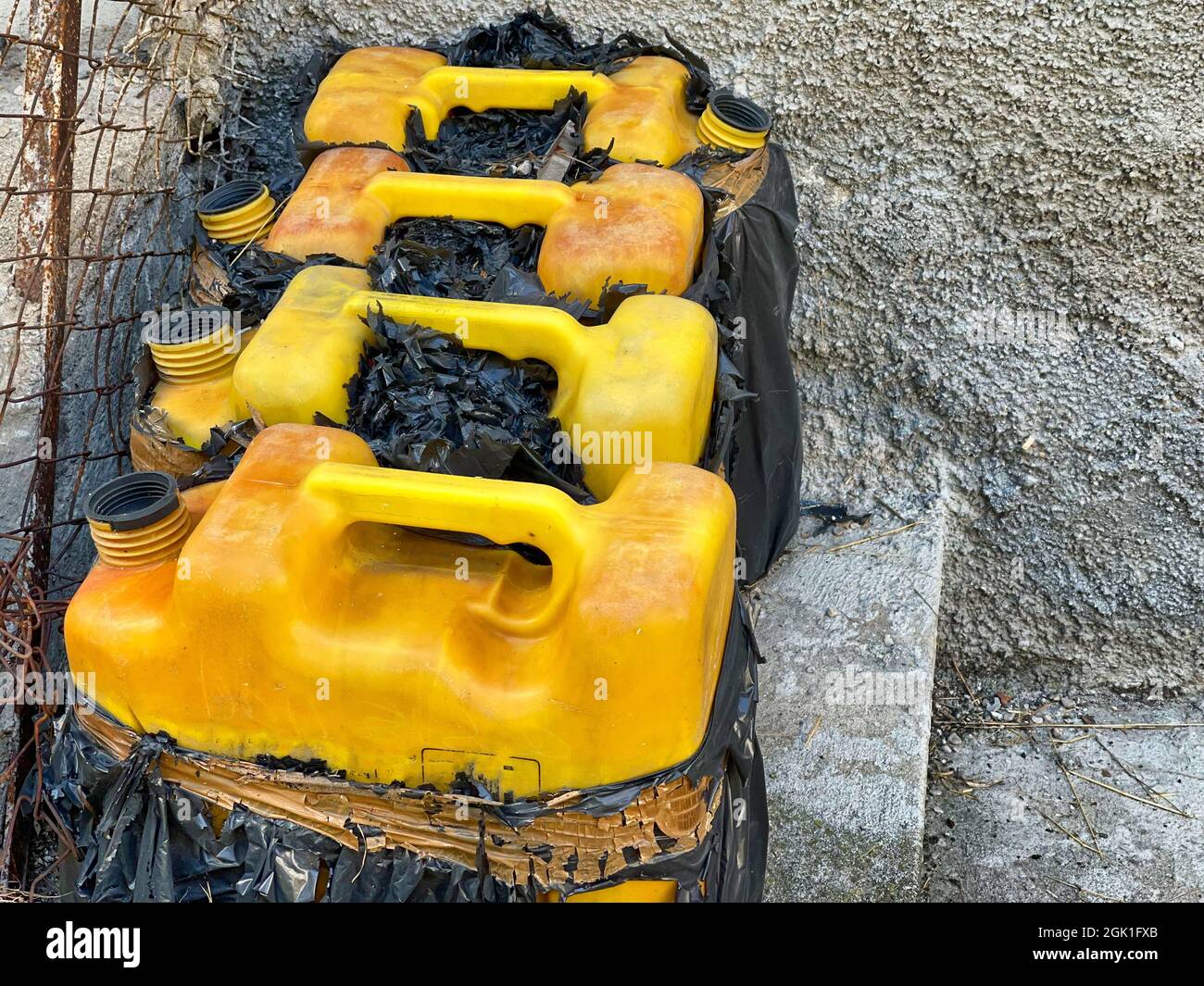 Torn plastic bags hi-res stock photography and images - Alamy