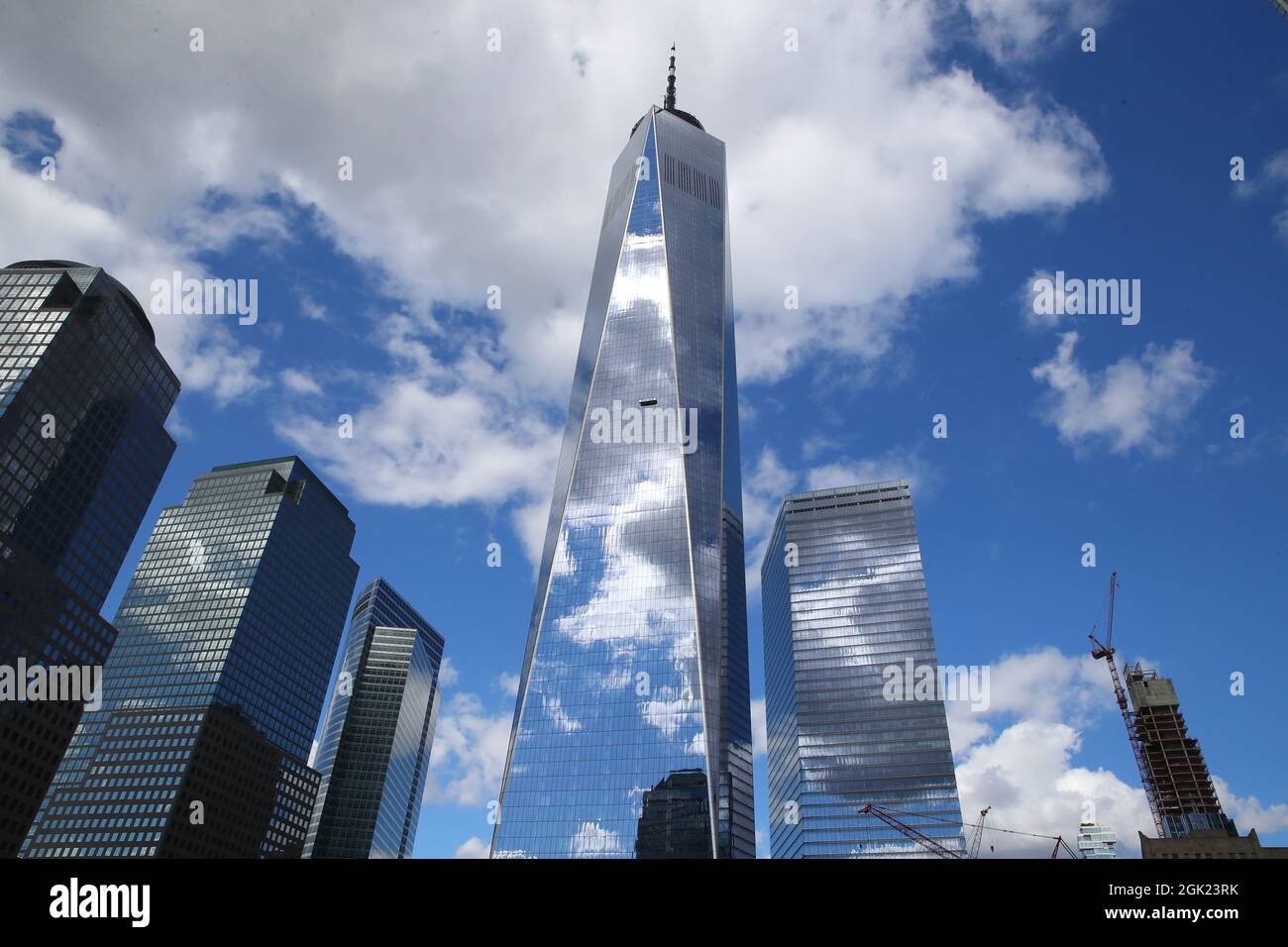 One World Trade Center in New York City reflects clouds and blue skies ...