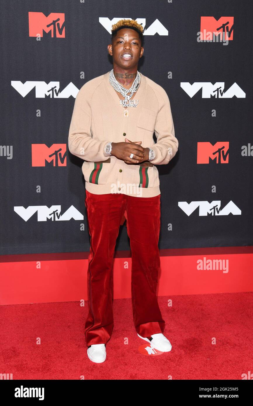 Yung Bleu walking on the red carpet at the 2021 MTV Video Music Awards ...