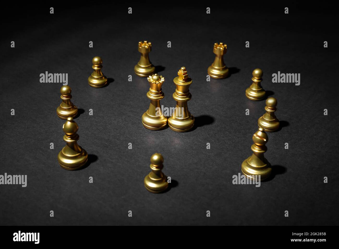Golden chess pieces hi-res stock photography and images - Alamy