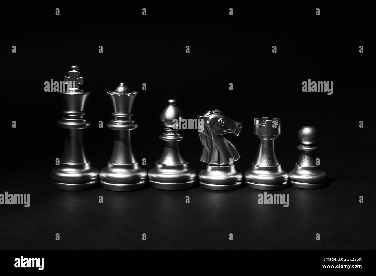 Silver chess pieces hi-res stock photography and images - Alamy