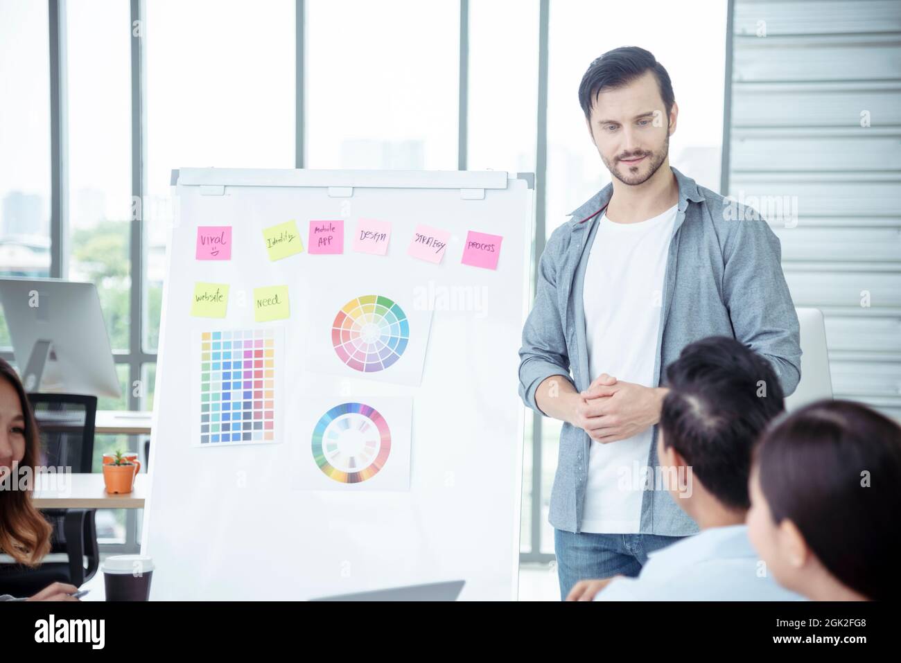 Office present presentation hi-res stock photography and images - Alamy