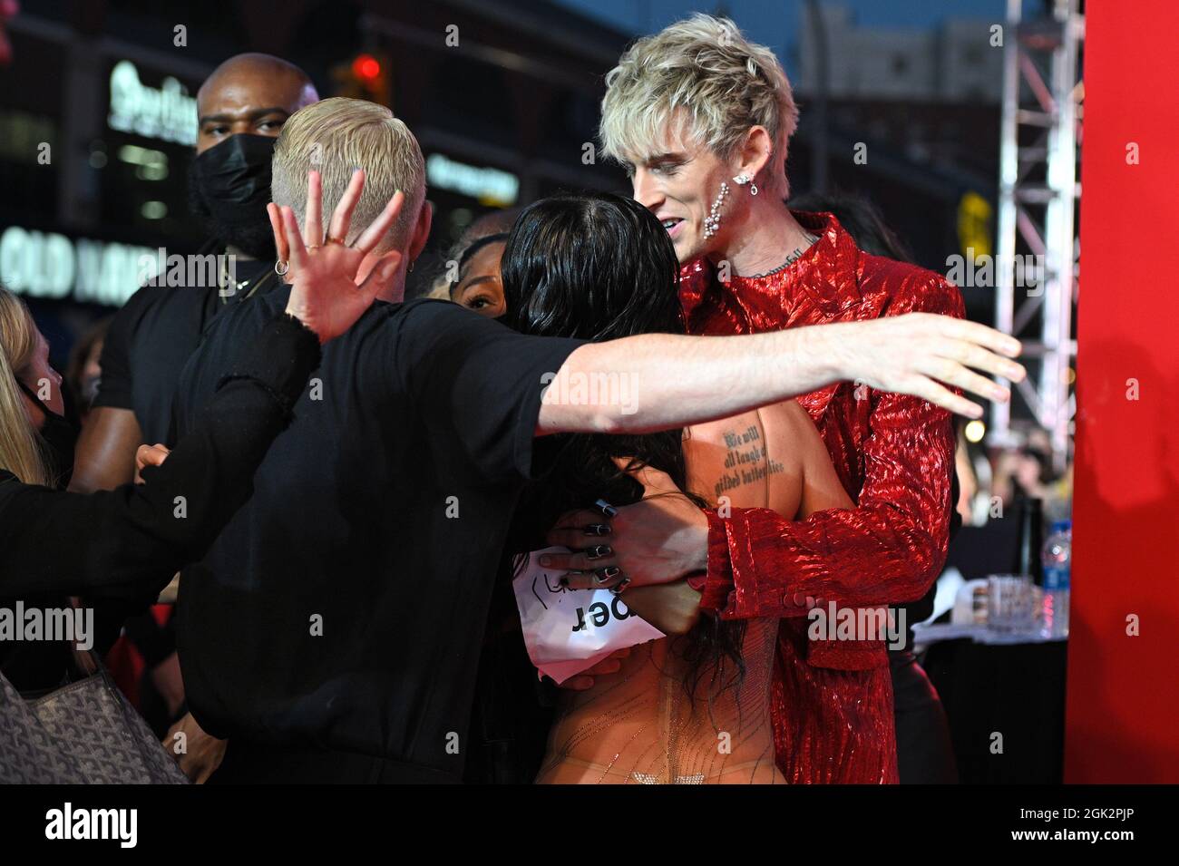 Megan fox machine gun kelly vmas hi-res stock photography and images ...