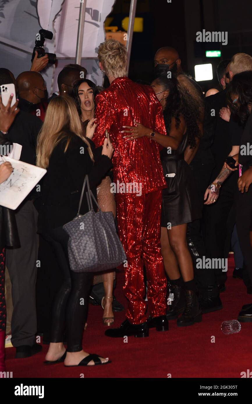 Megan fox machine gun kelly vmas hi-res stock photography and images ...