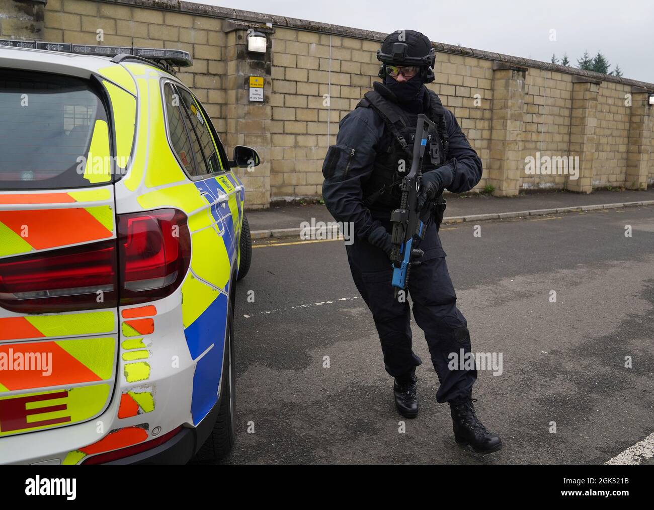 Armed response vehicle officers uk hi-res stock photography and images ...