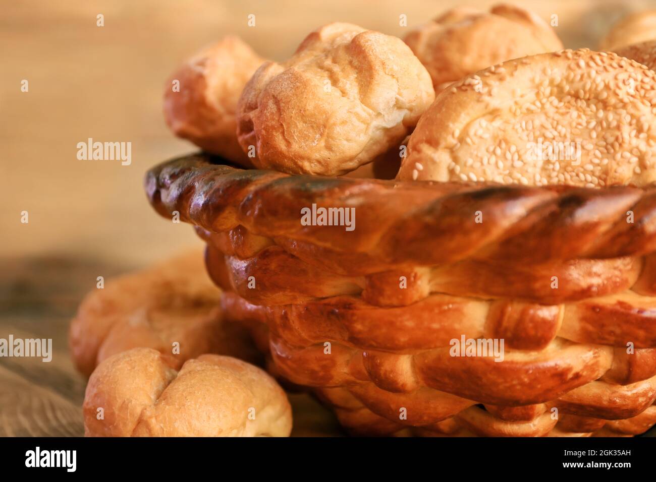 Loaves of bread picnic basket hi-res stock photography and images - Alamy