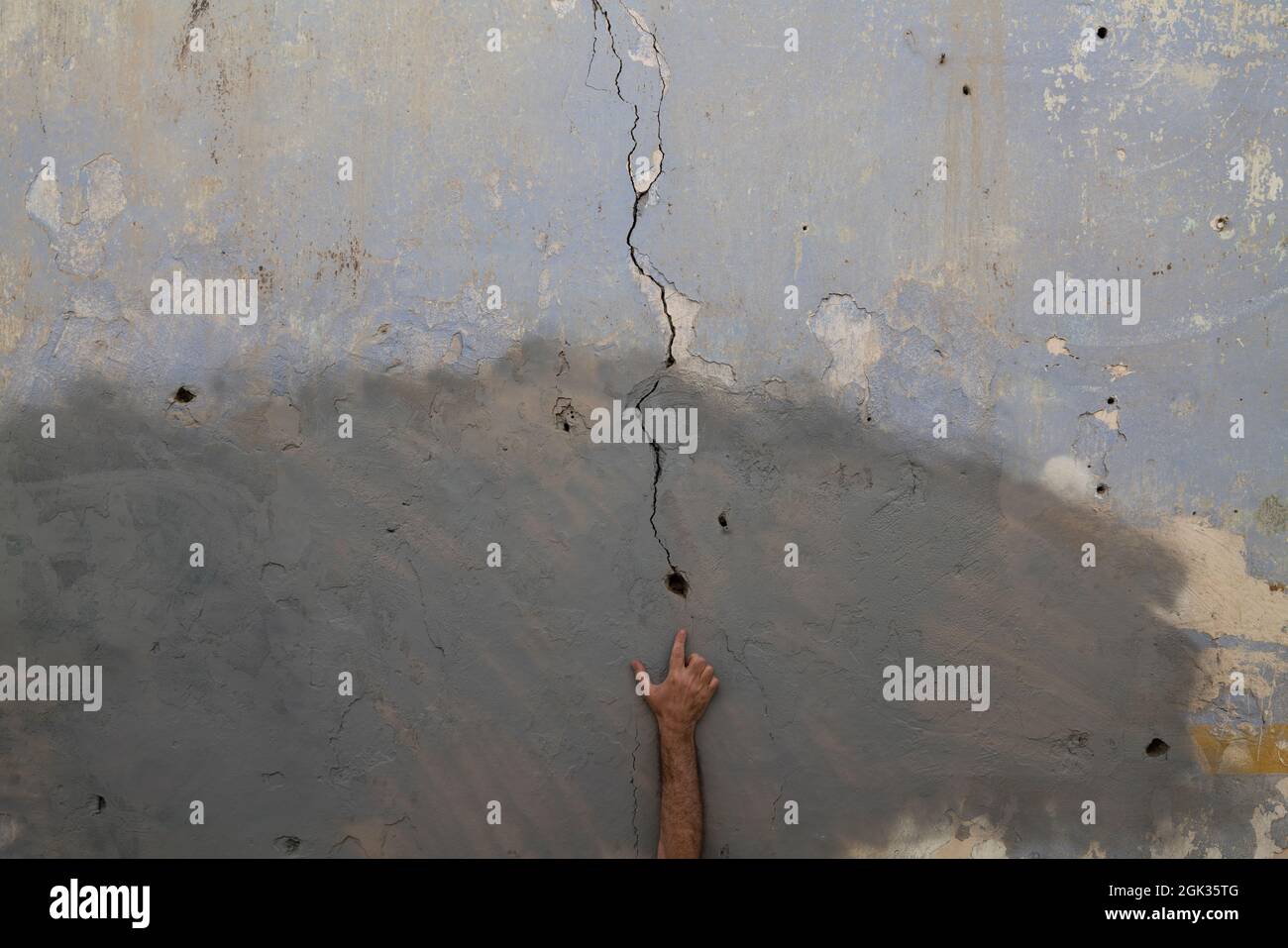Hand hole hi-res stock photography and images - Alamy
