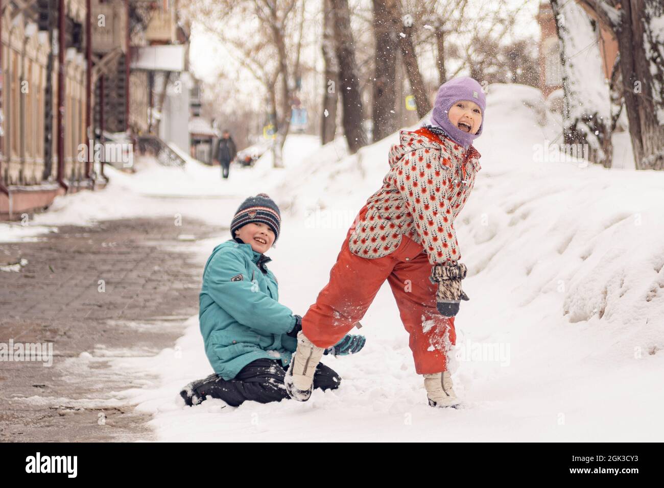 Kids throwing snowballs at each other Stock Photo - Alamy