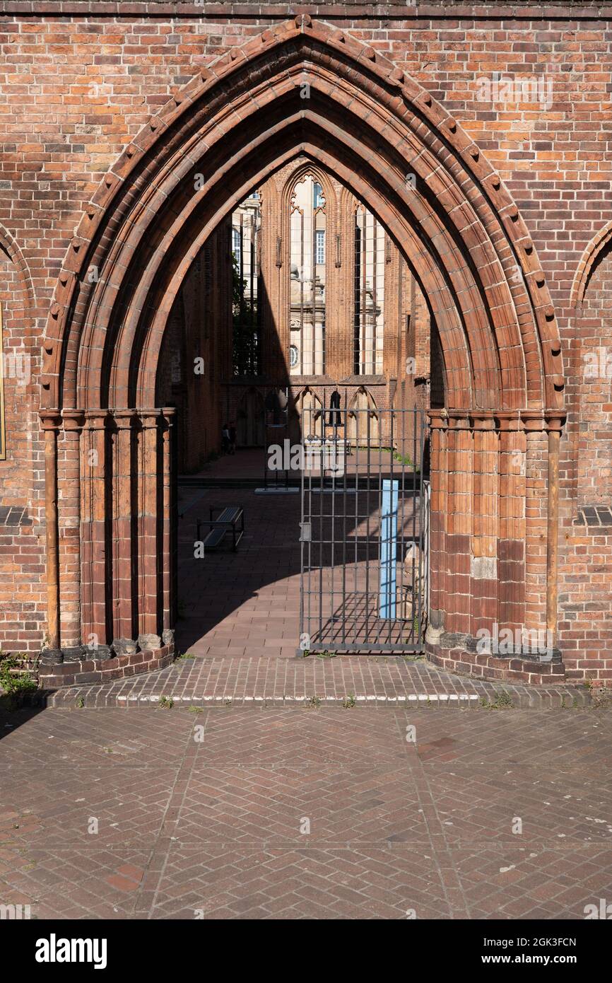 Church door gothic arch hi-res stock photography and images - Alamy