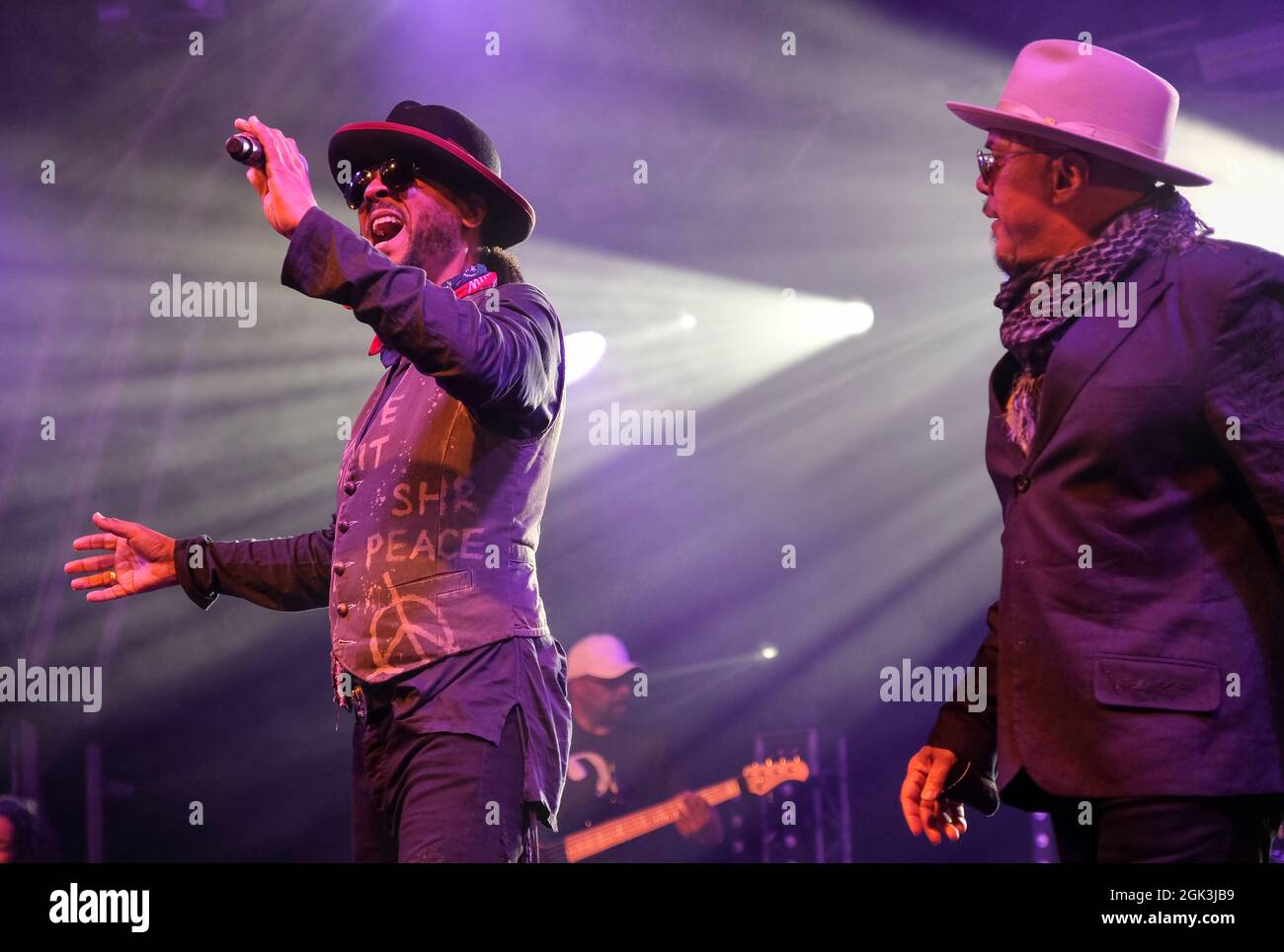 Jeffrey Daniel and Howard Hewett of Shalamar performing at the ...