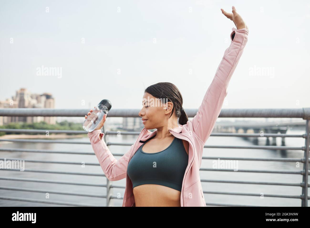 Young lifestyles outdoors hi-res stock photography and images - Alamy