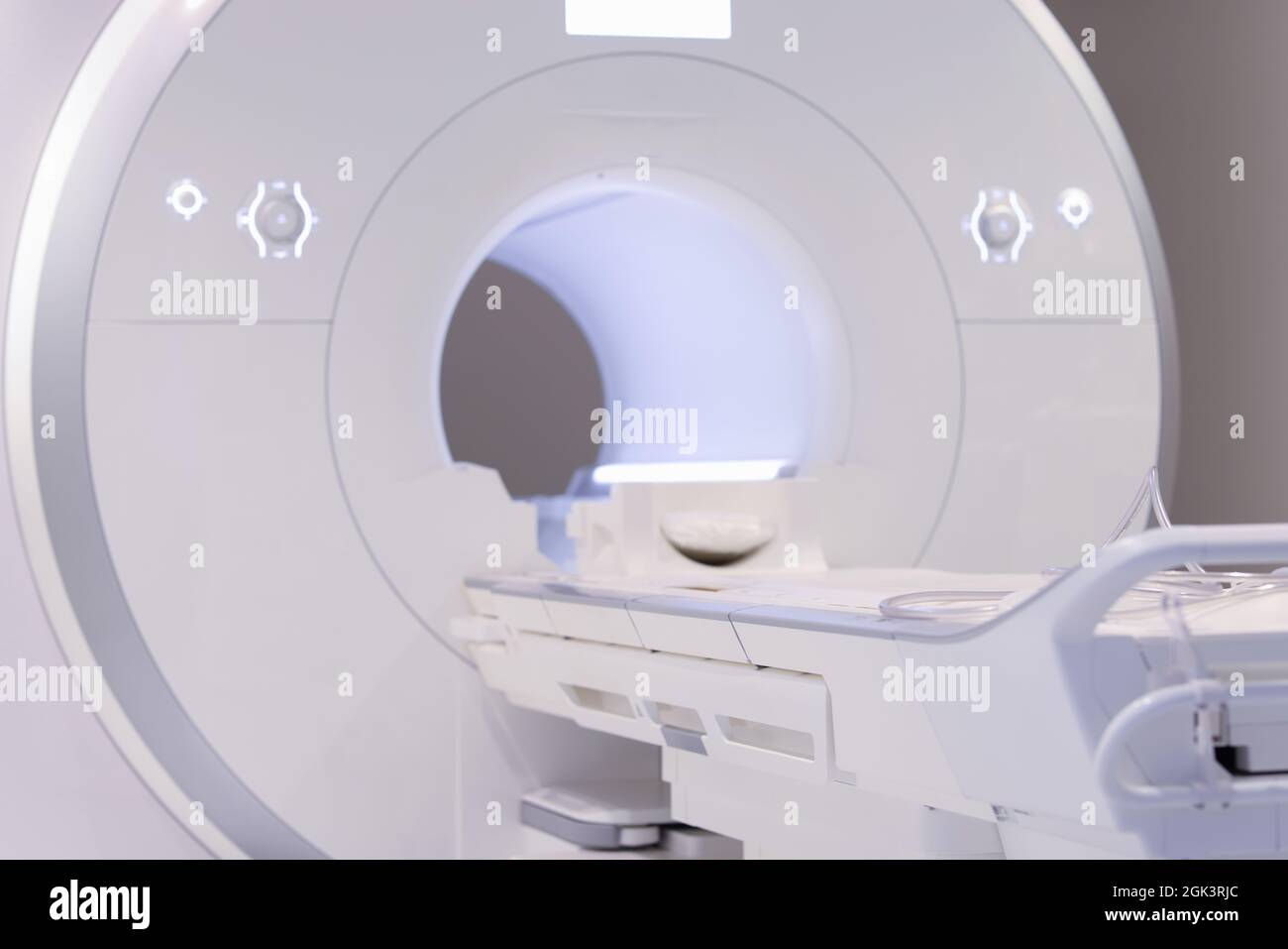 Magnetic resonance imaging machine hi-res stock photography and images ...