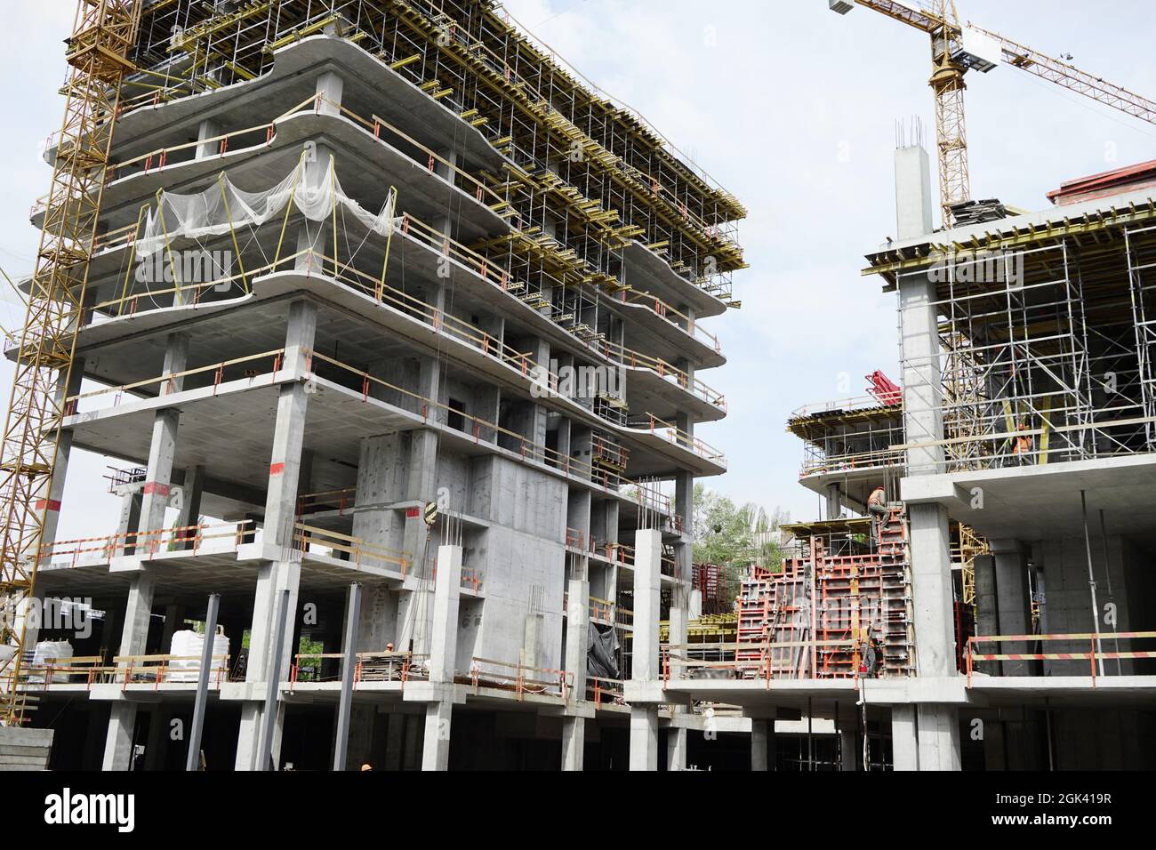 Construction of modern urban building Stock Photo - Alamy