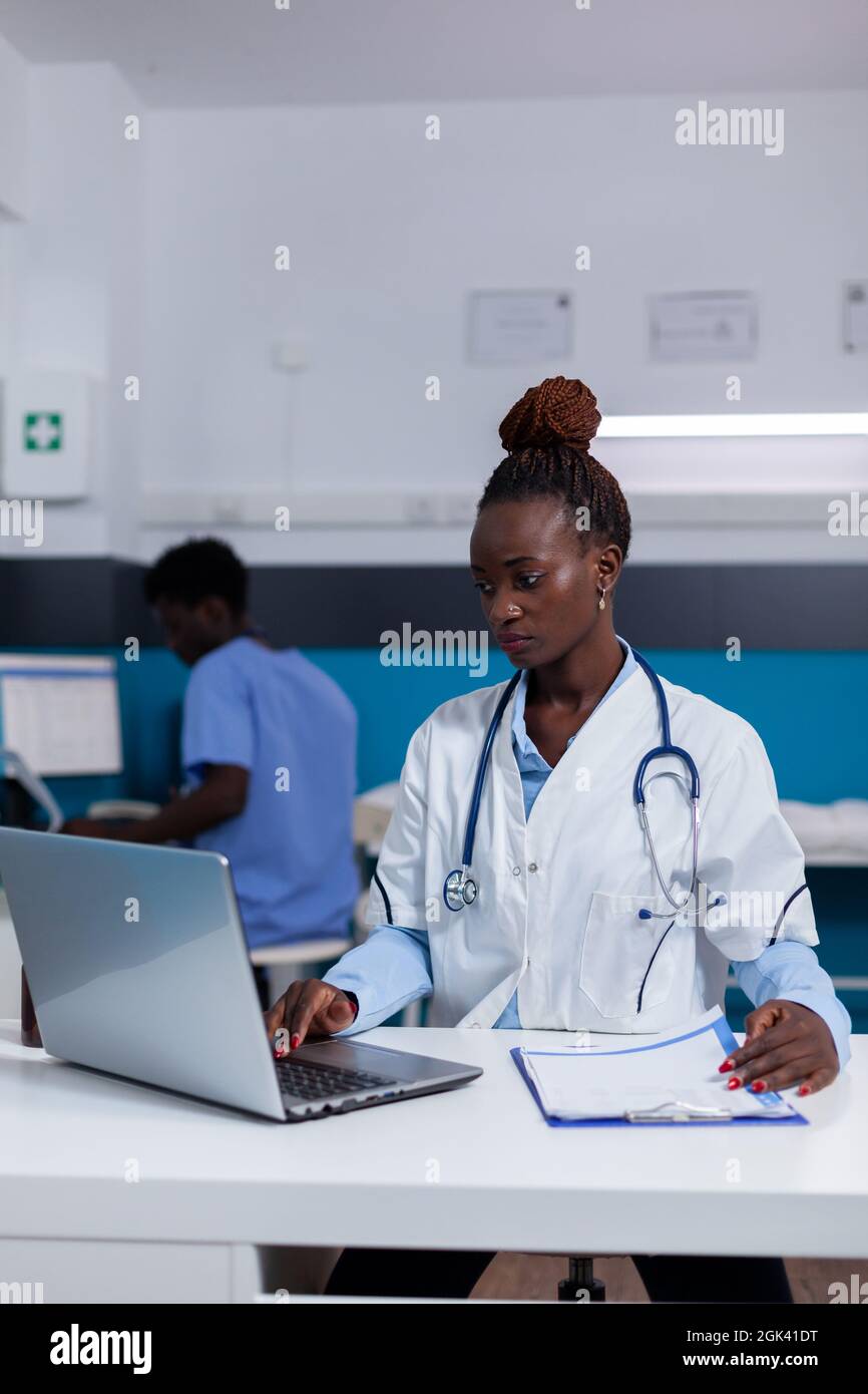 Black medical office worker hi-res stock photography and images - Alamy