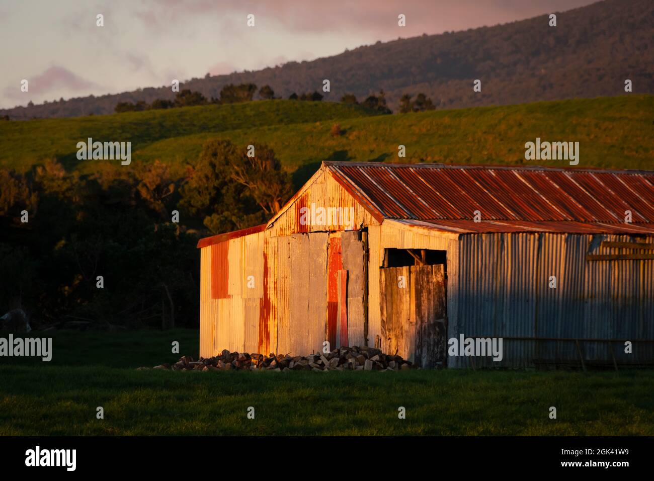 Rustic barn sunset hi-res stock photography and images - Alamy