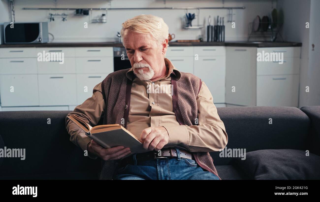 Serious senior man hi-res stock photography and images - Alamy