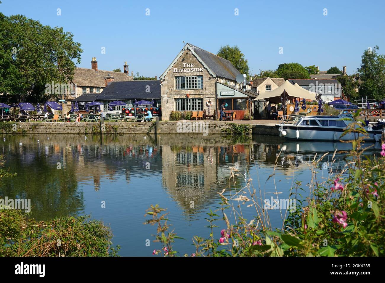 Riverside pub lechlade hi-res stock photography and images - Alamy