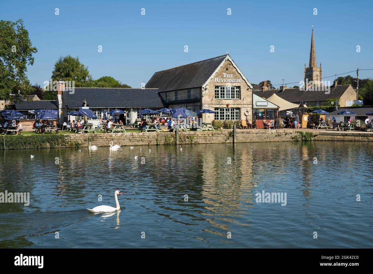 The Riverside pub on the River Thames, Lechlade-on-Thames, Cotswolds ...