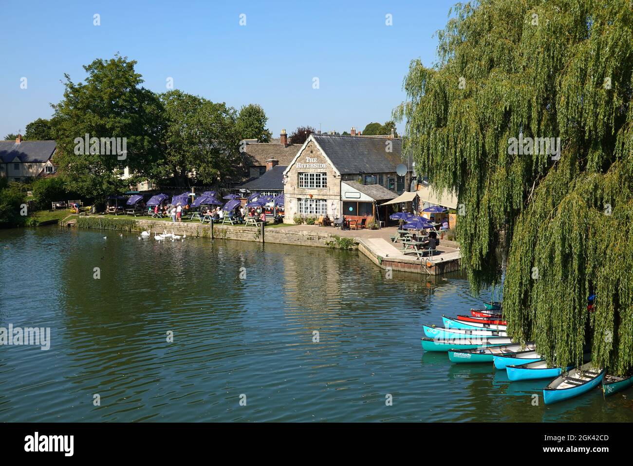 English riverside pub hi-res stock photography and images - Alamy