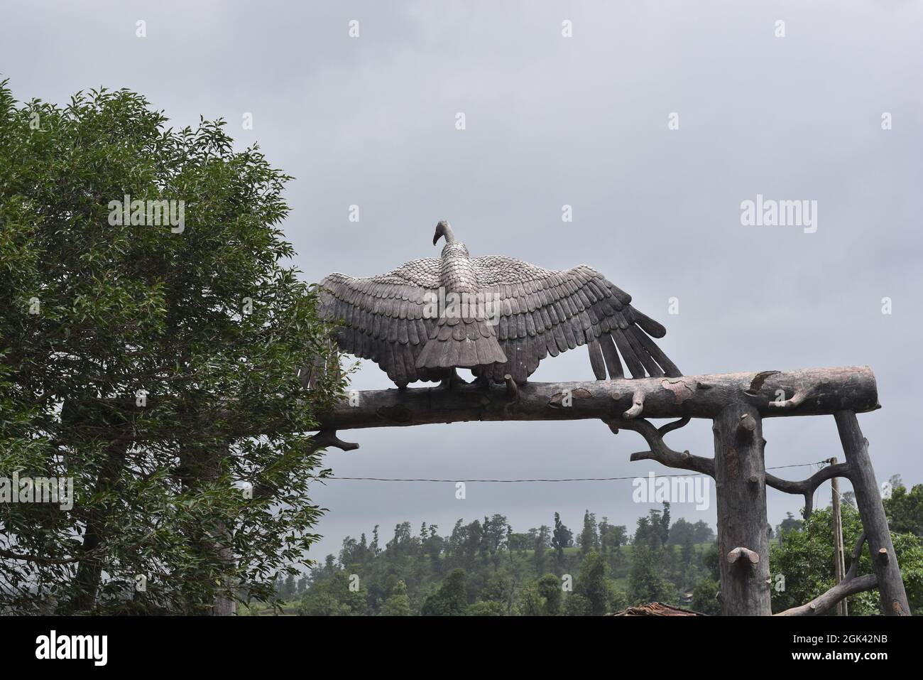 Vulture statue on an entrance arch of a park Stock Photo - Alamy