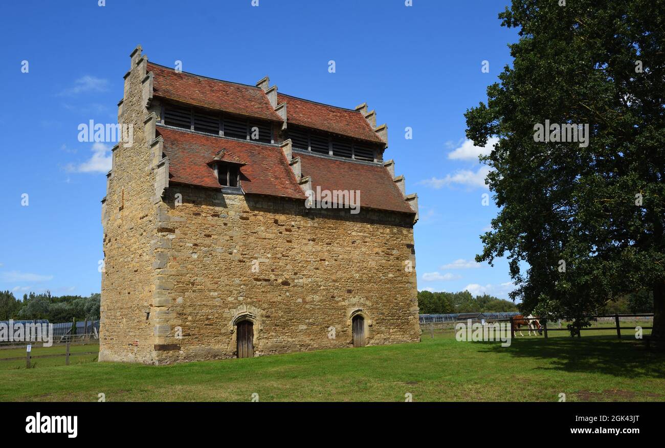 Medieval dovecote hi-res stock photography and images - Alamy