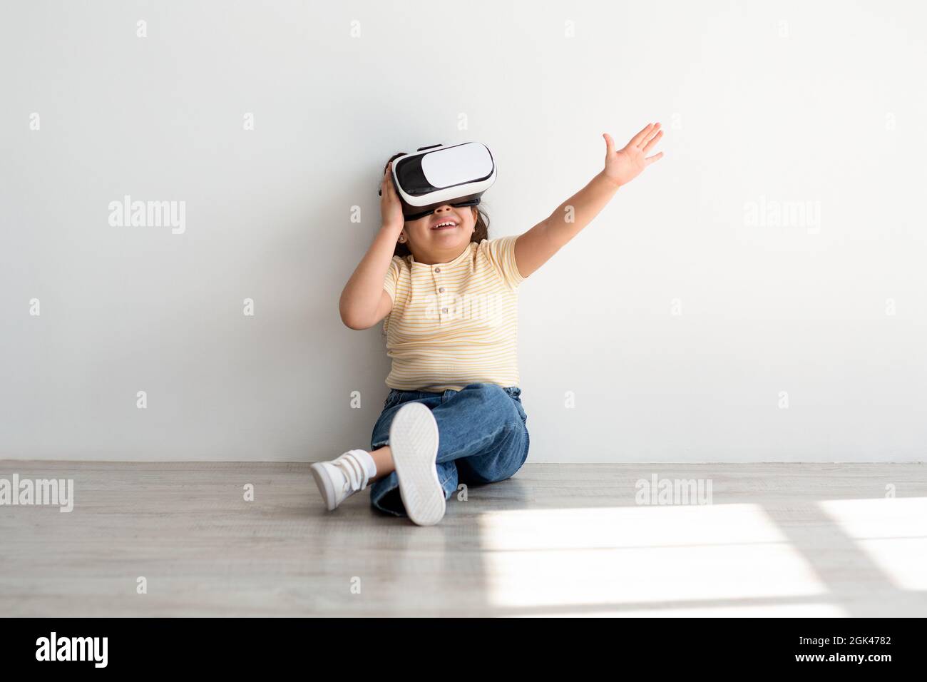 Cute girl virtual reality glasses hi-res stock photography and images ...