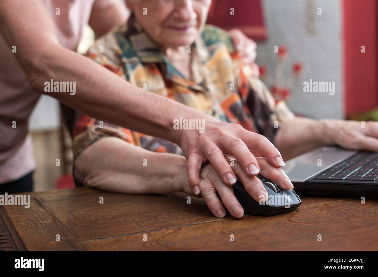 Old woman learning to use a mouse of a computer Stock Photo - Alamy