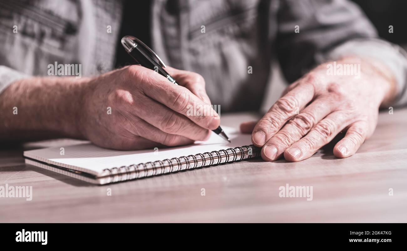 Male hands taking notes on a notebook Stock Photo - Alamy