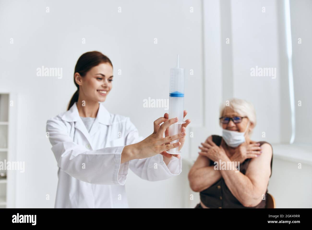 elderly woman at the doctor's appointment hand injection fun Stock ...