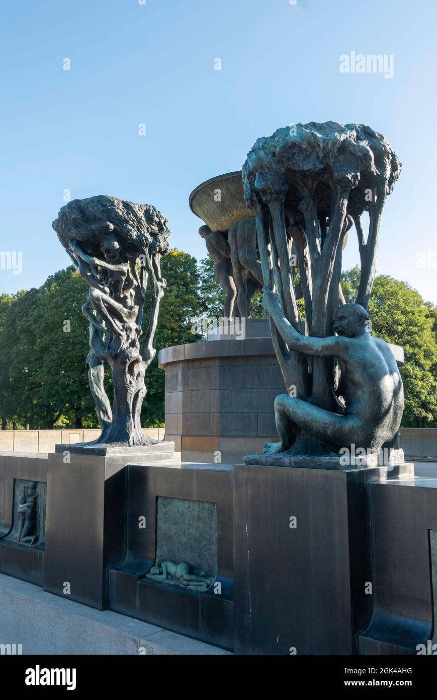 Bronze statues by sculptor Gustav Vigeland at the Frogner Park in Oslo ...