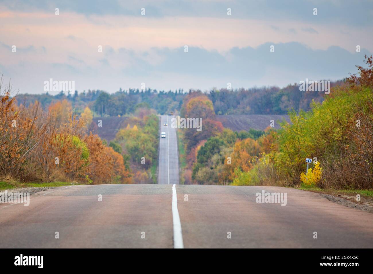 Long straight roadway hi-res stock photography and images - Alamy