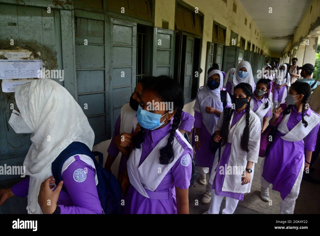 Students wearing face masks hi-res stock photography and images - Alamy