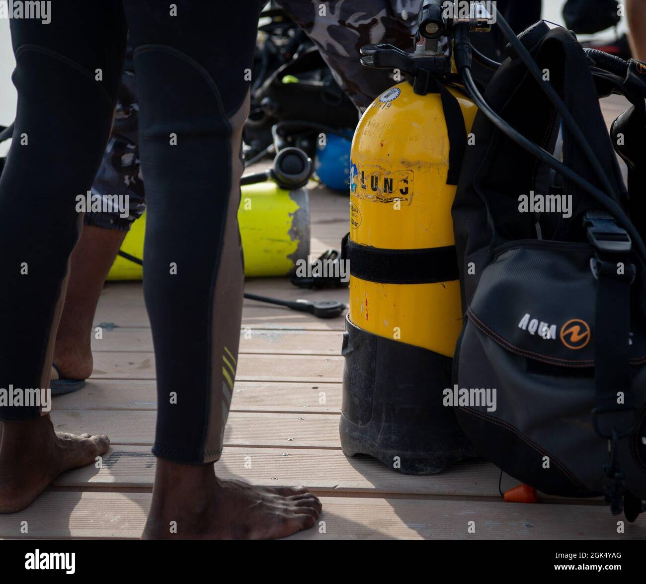 Expert U.S. Navy divers teach foreign partners how to perform diver ...