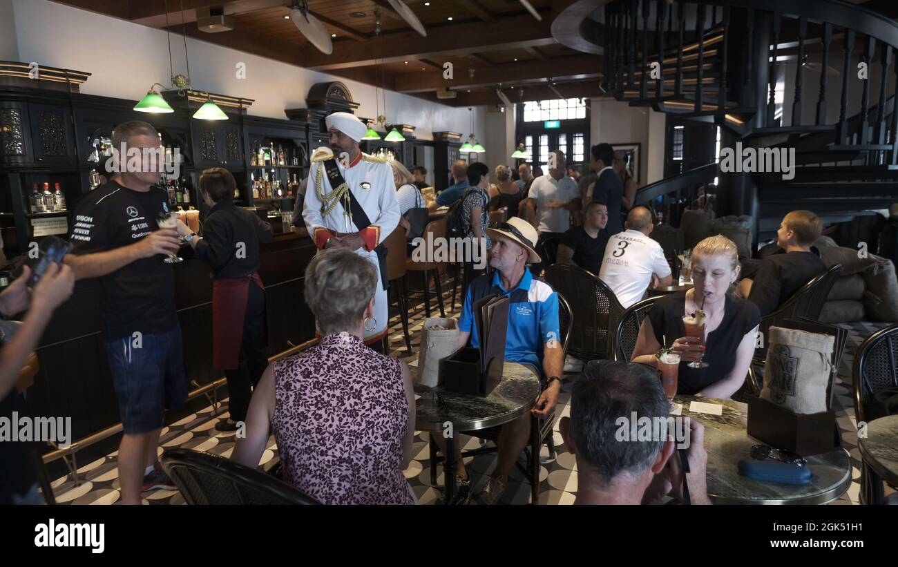 Long bar raffles hotel singapore hi-res stock photography and images ...