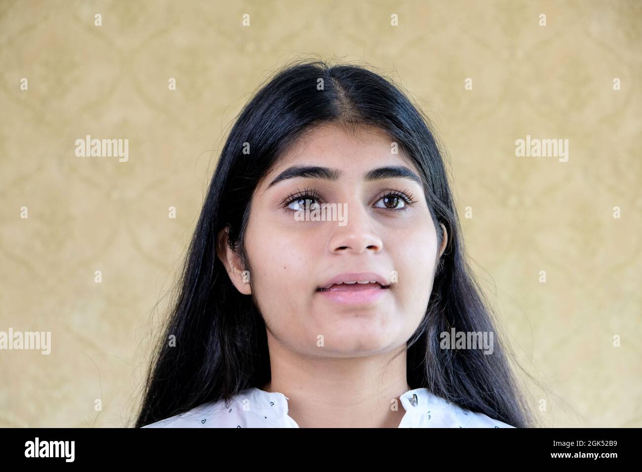 Young girl's face while talking Stock Photo - Alamy