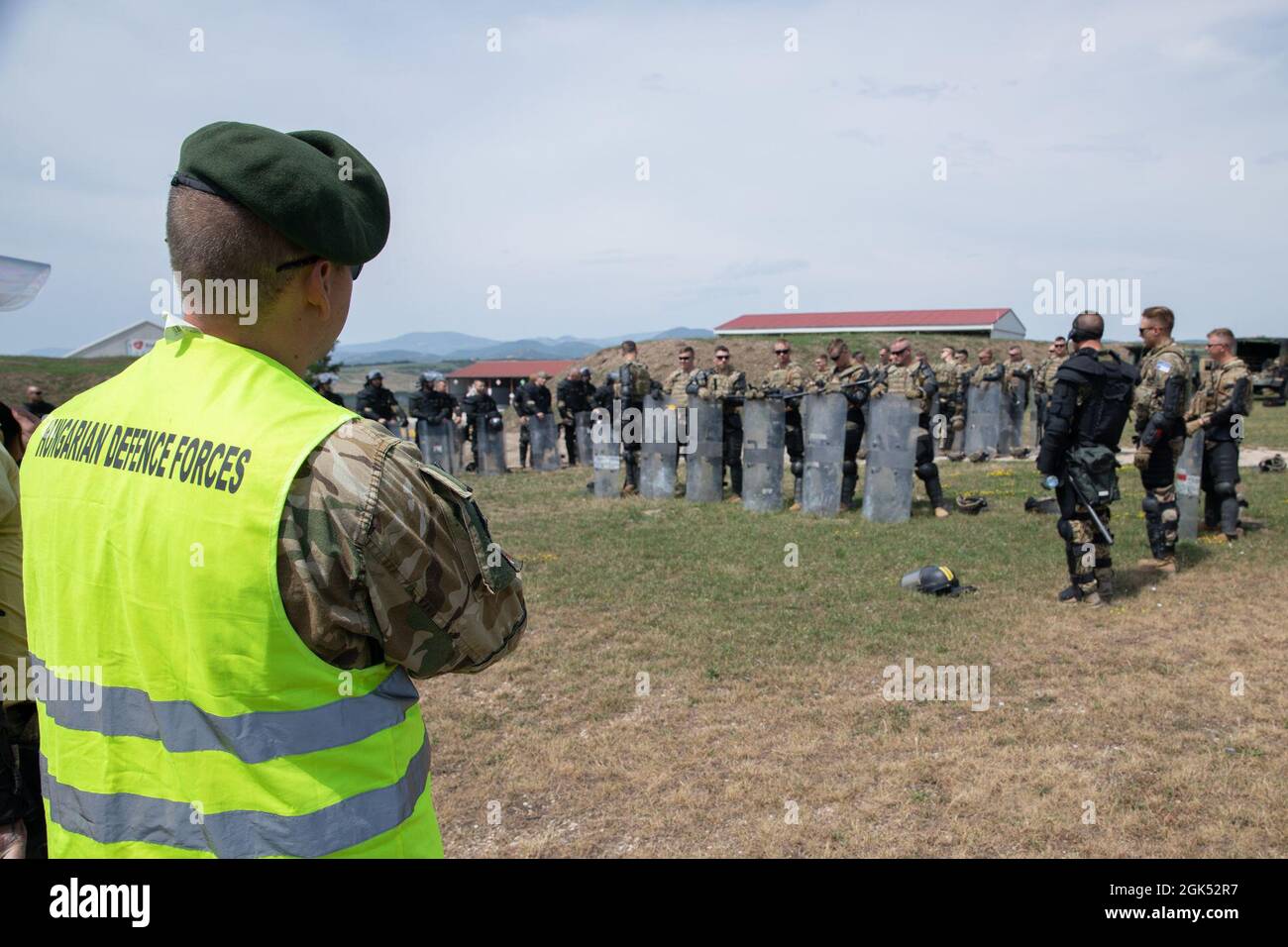 Hungarian Defence Forces learn what kinds of crowd control tactics that ...