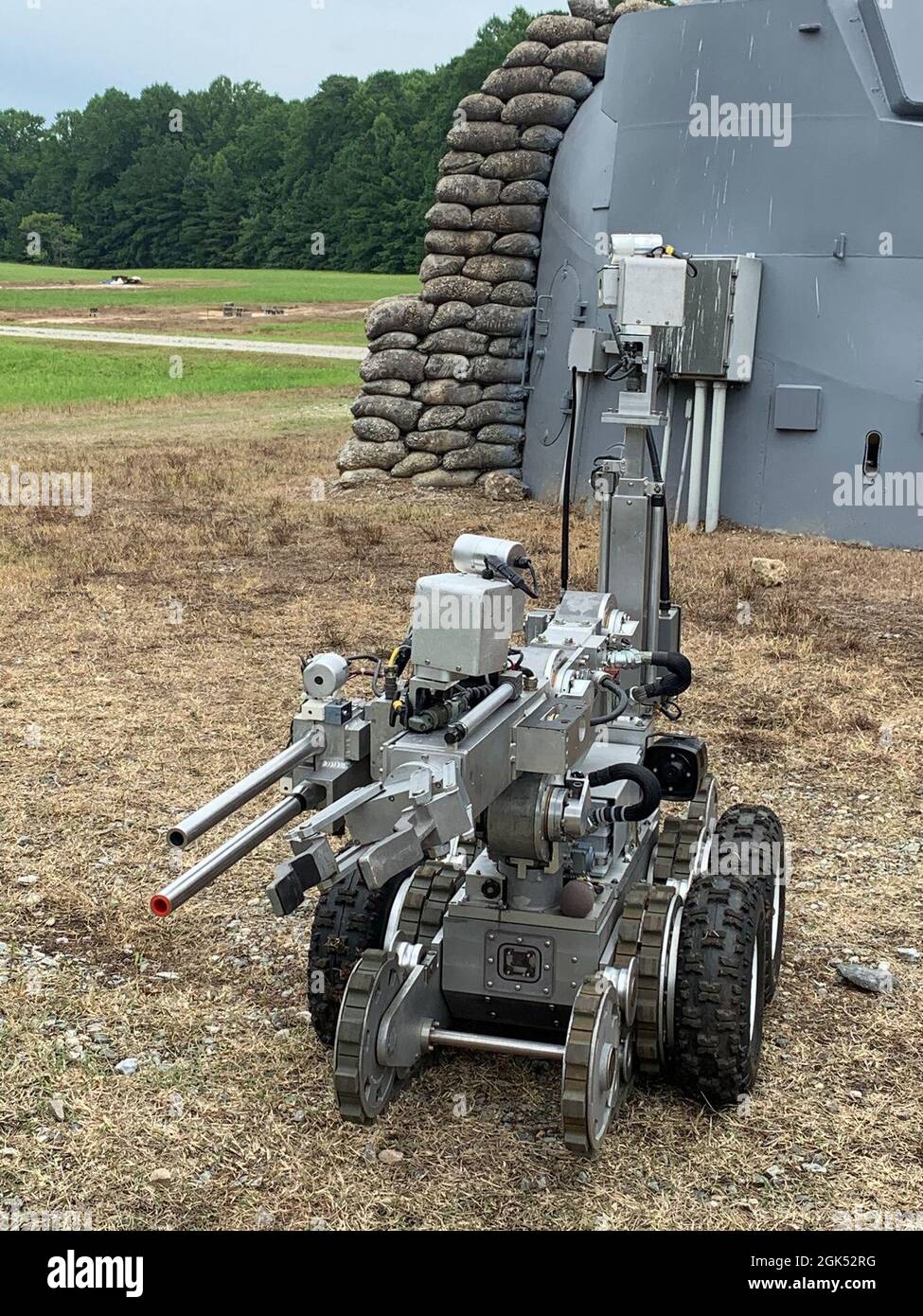 210806-N-LL092-002 YORKTOWN, Va. (Aug. 6, 2021) Midshipmen operate a ...