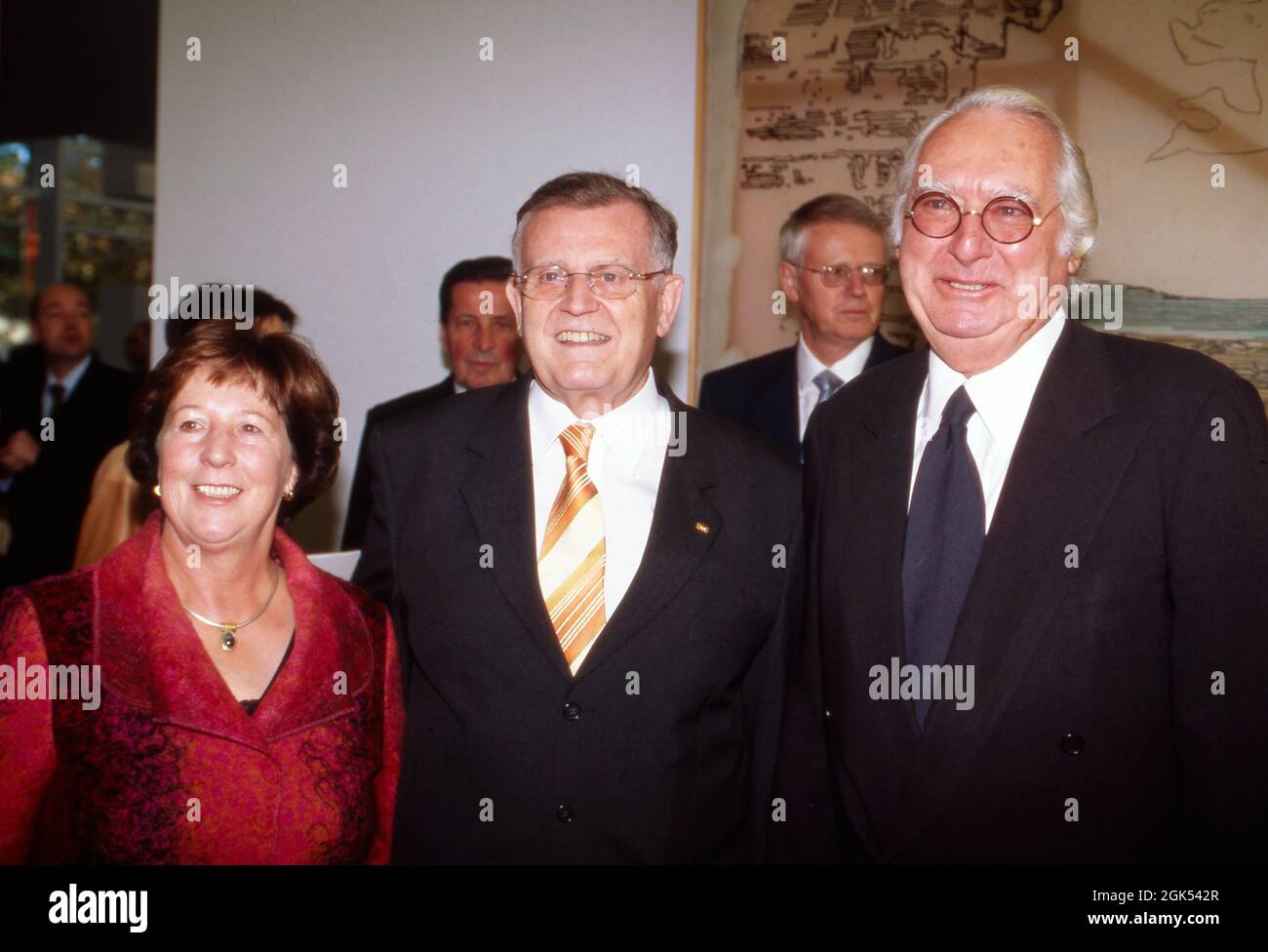 Edeltraud und Erwin Teufel mit Architekt Richard Meier im Museum ...