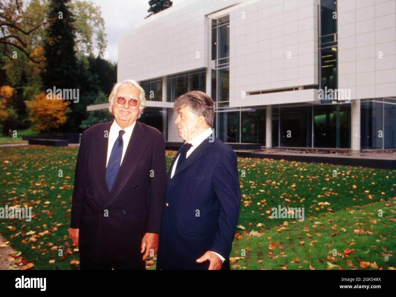 Architekt Richard Meier und Frieder Burda vor dem Museum Frieder Burda ...