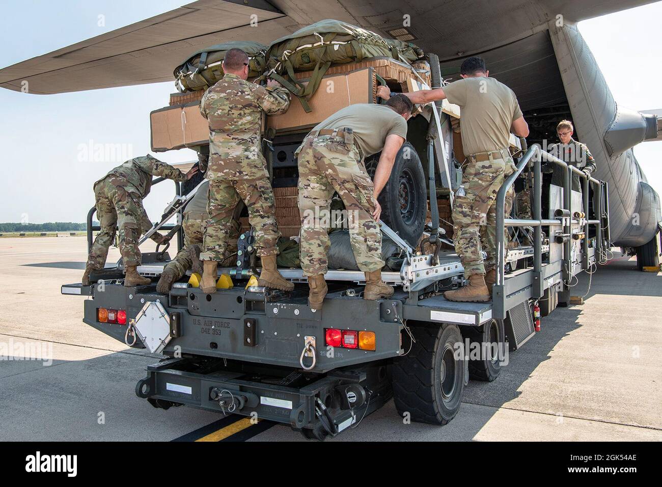 C 130 cargo loading hi-res stock photography and images - Alamy