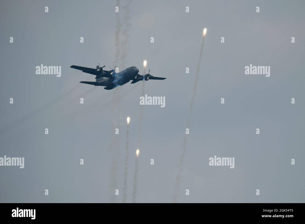 C 130 hercules flares hi-res stock photography and images - Alamy