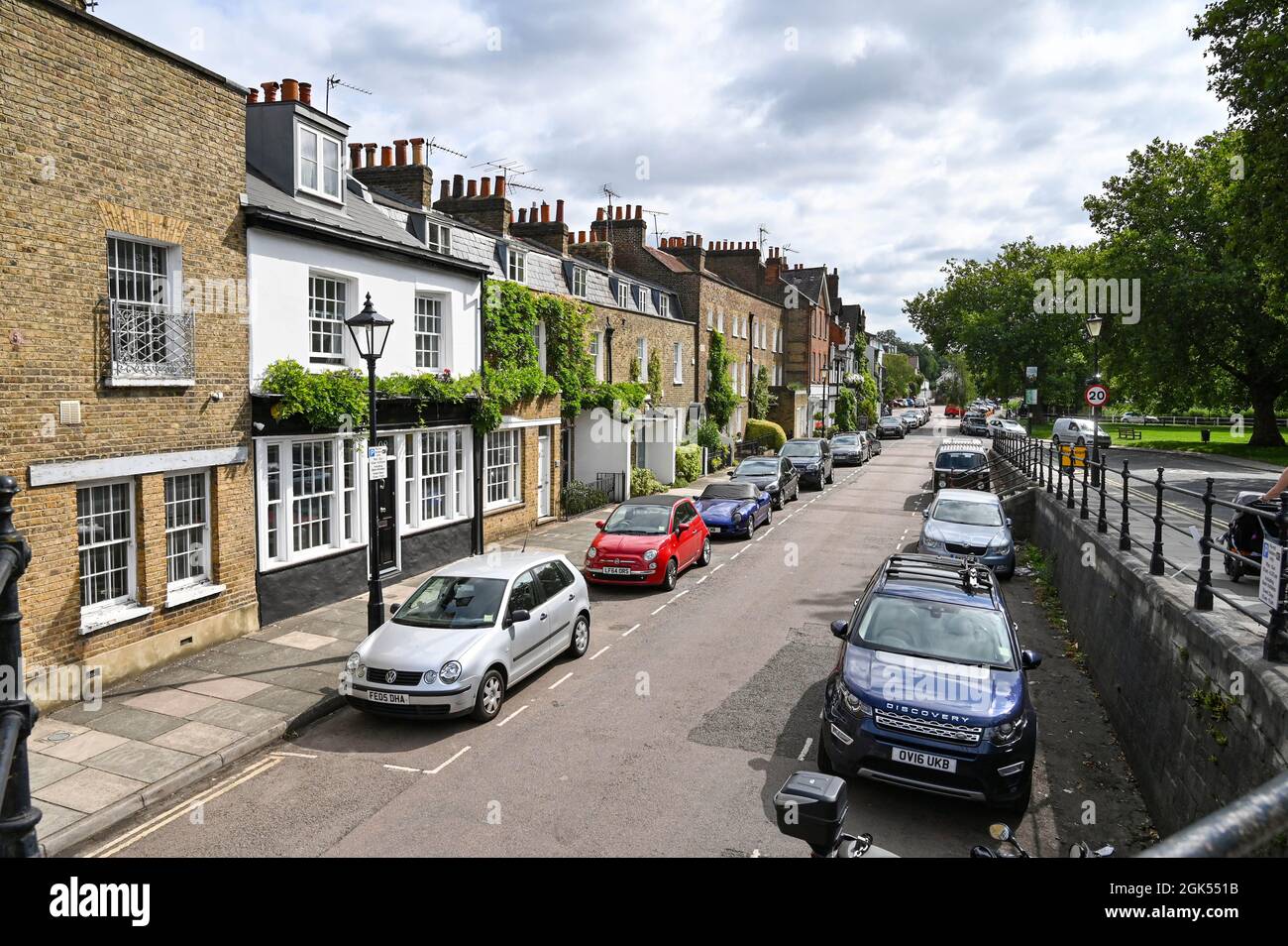 Kew green streets hi-res stock photography and images - Alamy