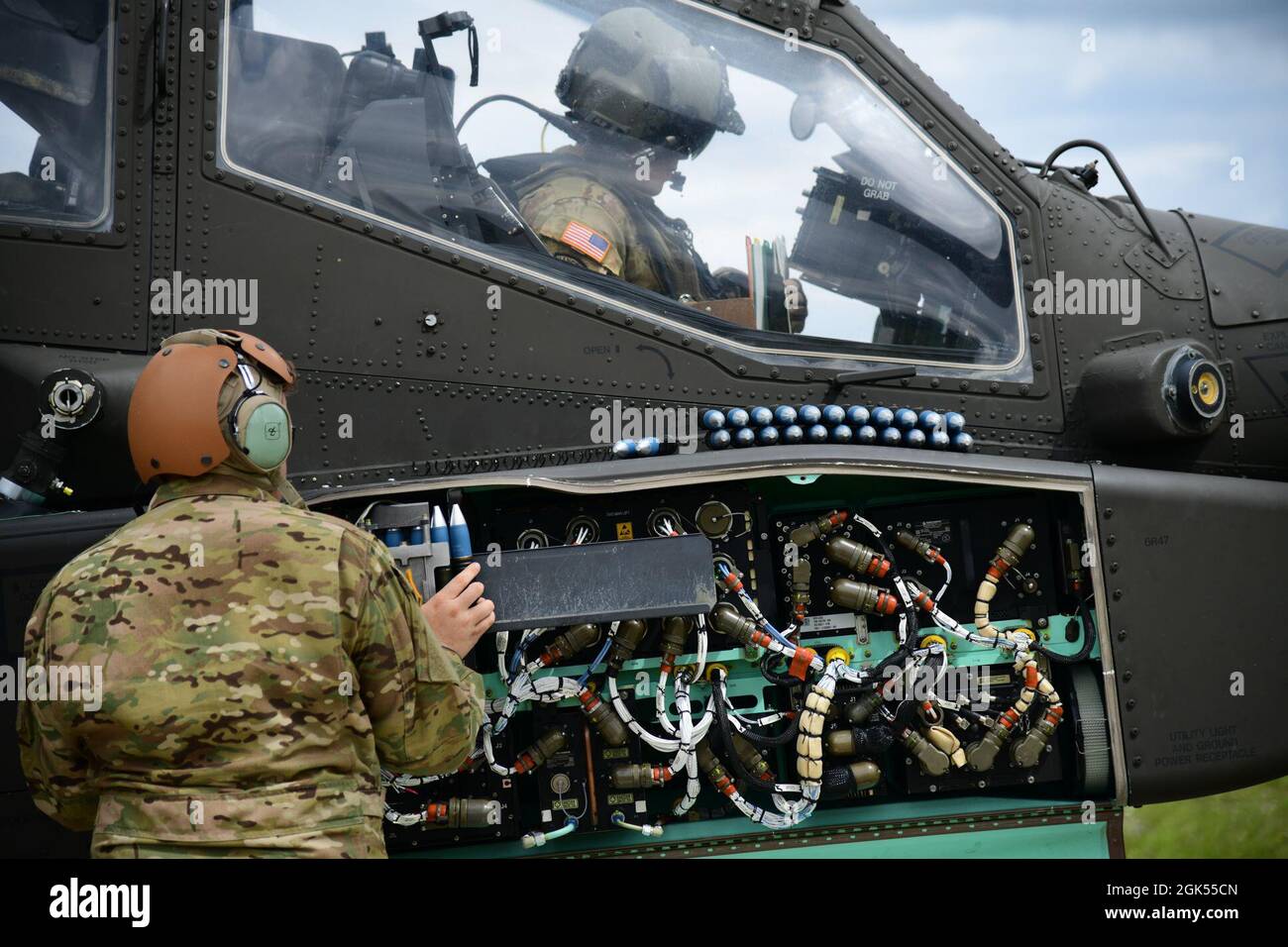 U.S. Soldiers, assigned to 1st Combat Aviation Brigade, 1st Infantry ...