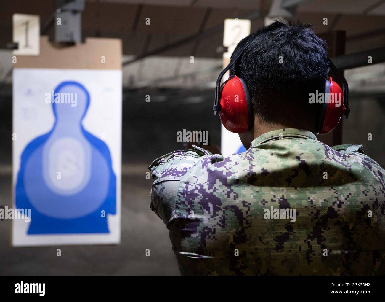 Weapons familiarization training hi-res stock photography and images ...