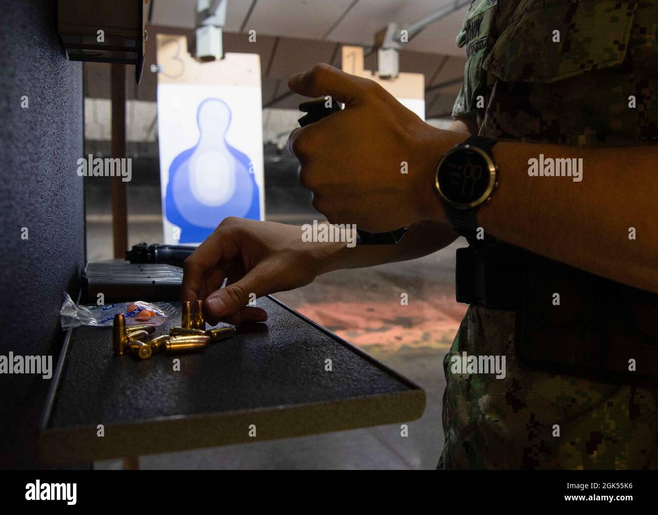 Weapons familiarization training hi-res stock photography and images ...