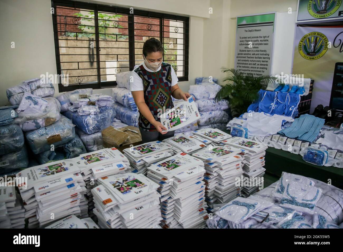 (210913) -- MAKATI CITY, Sept. 13, 2021 (Xinhua) -- An official from ...