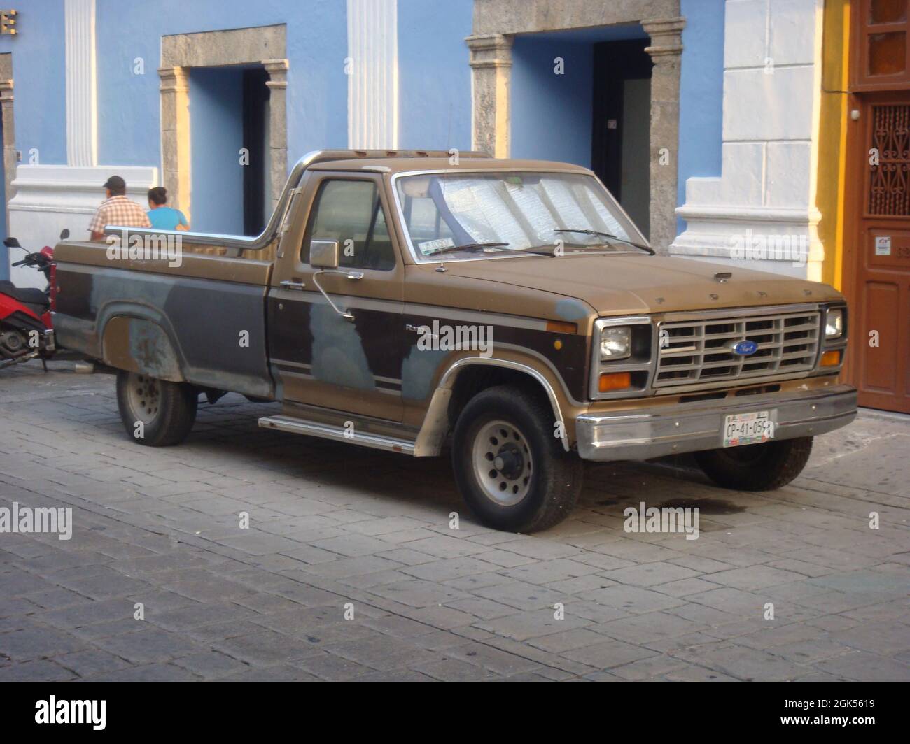 An old car in the city center of Merida, Mexico Stock Photo - Alamy
