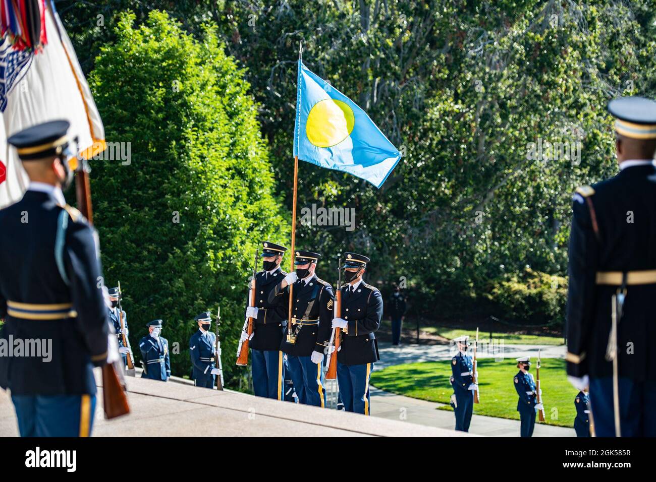A color guard from the 3d U.S. Infantry Regiment (The Old Guard ...